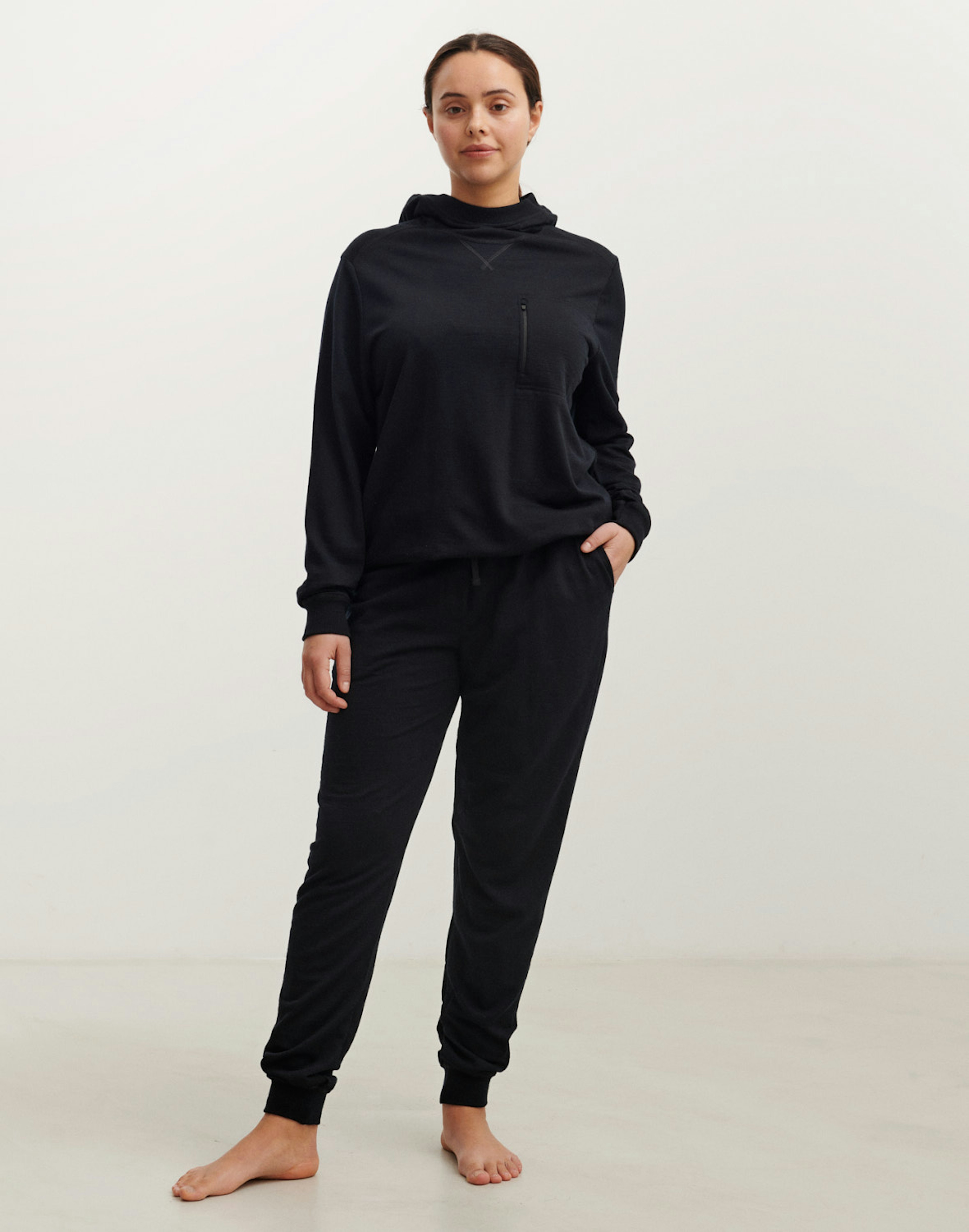 Women's merino wool joggers with pockets in Black - Fre - Dilling